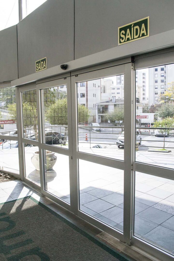 Sistema para Portas Sociais Anti-pânico 2 Fixas + 2 Móveis – Arcomatic ...